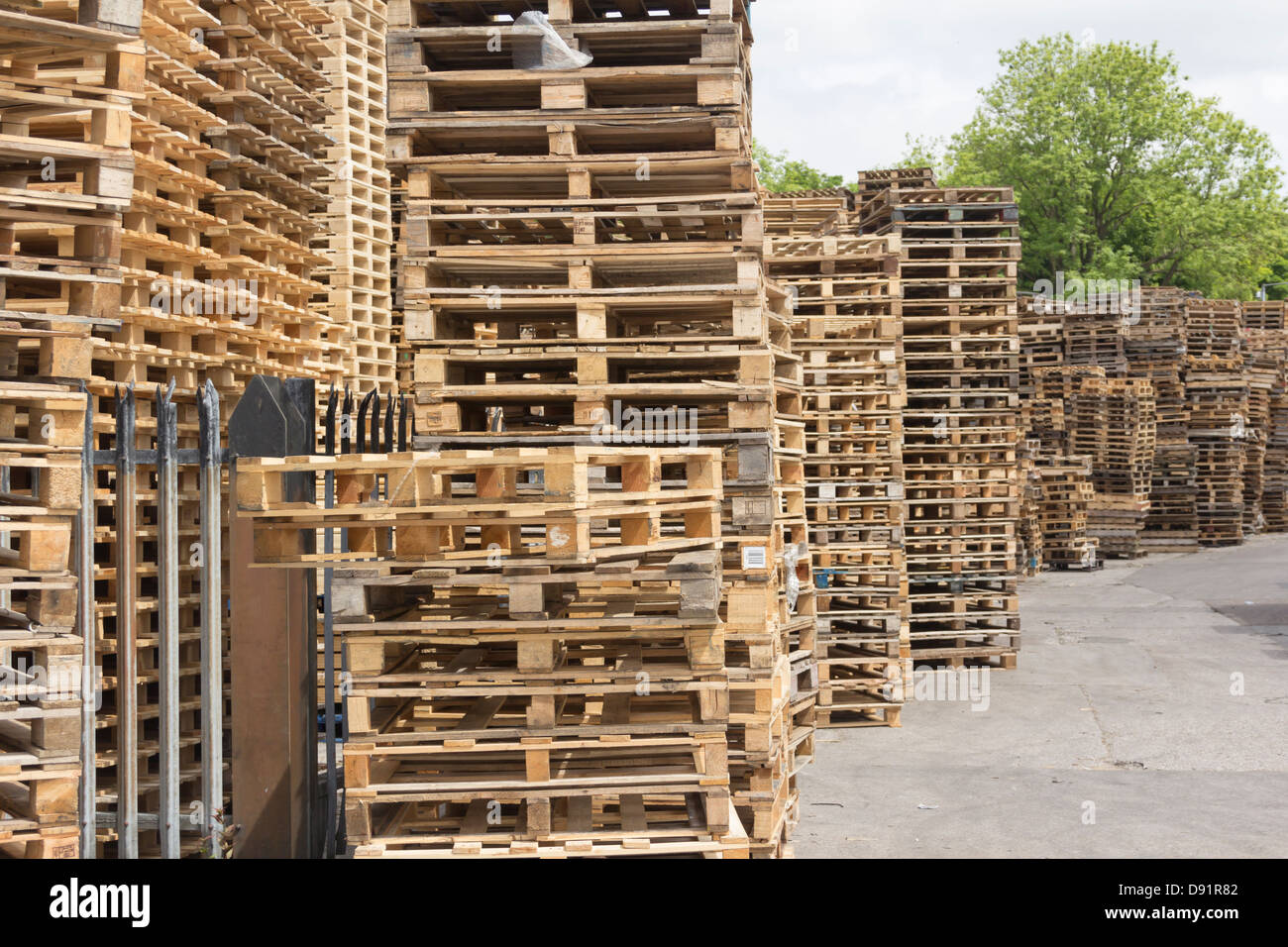 Stack of pallets hi-res stock photography and images - Alamy