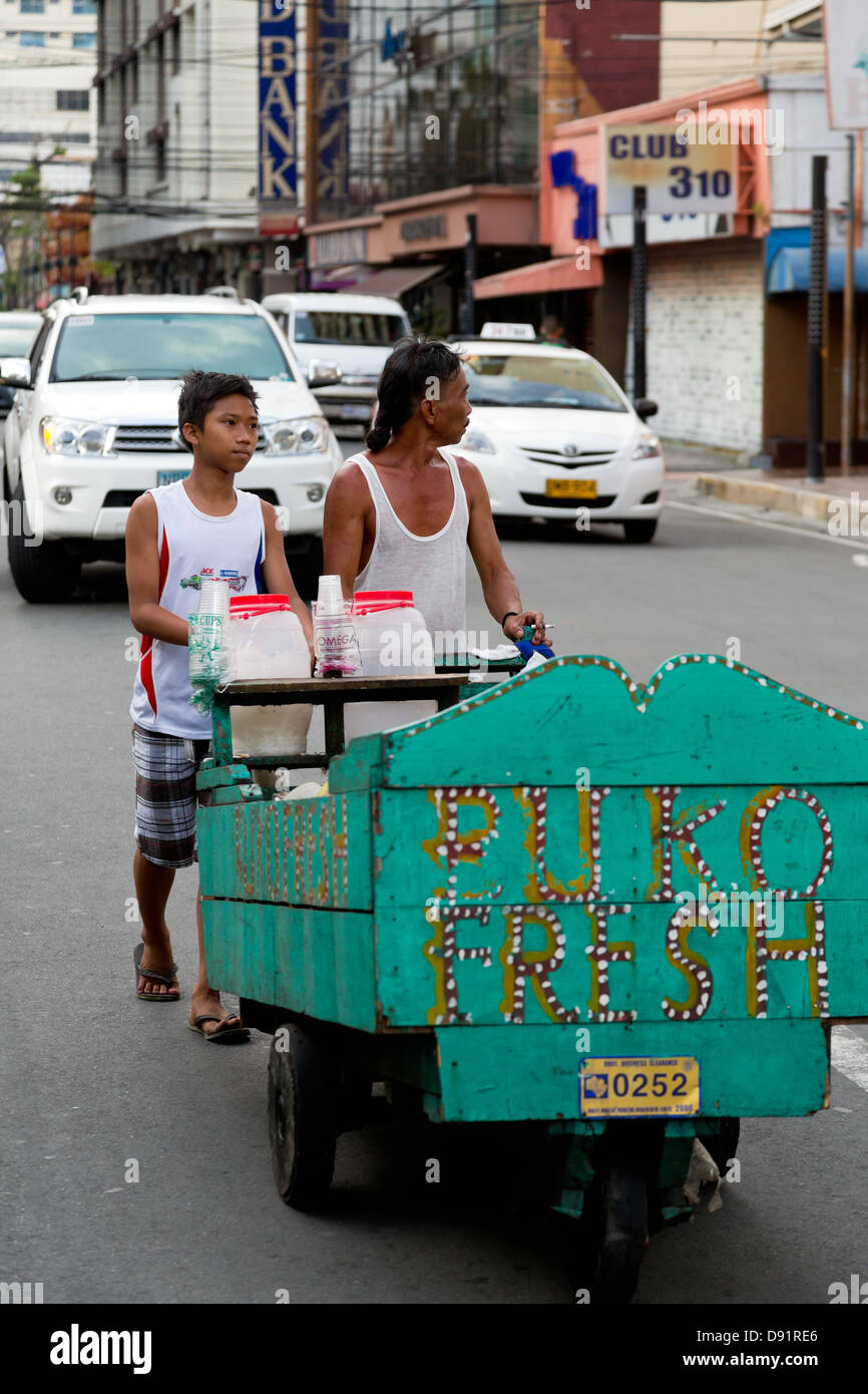 Men pushing a Cart in Manila, Philippines Stock Photo - Alamy