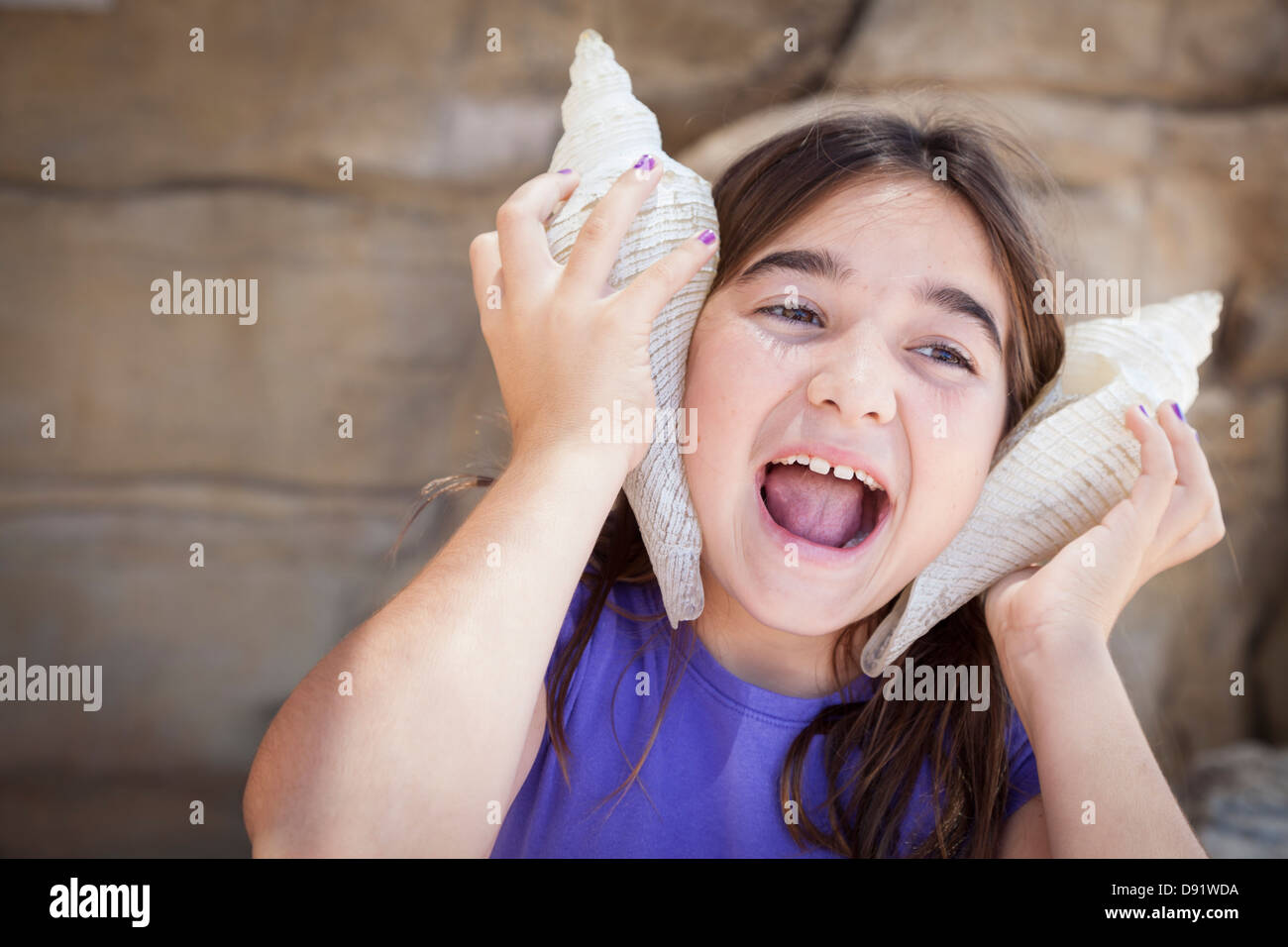 Kid sea shells hi-res stock photography and images - Alamy