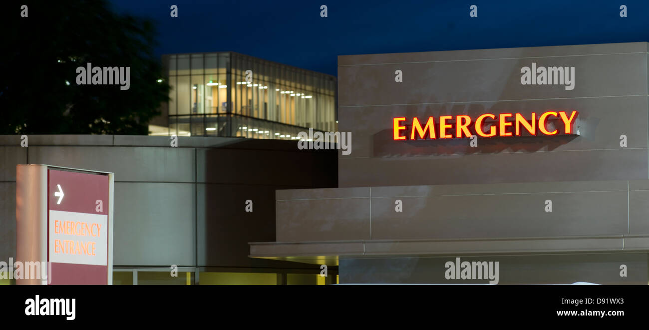 Hospital emergency trauma center entrance sign hi-res stock photography ...