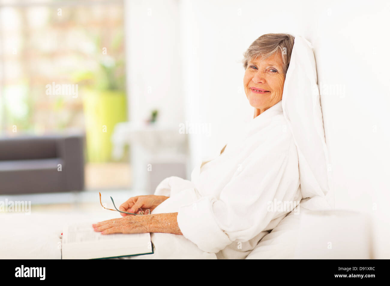 Pretty lady reading book hi-res stock photography and images - Alamy