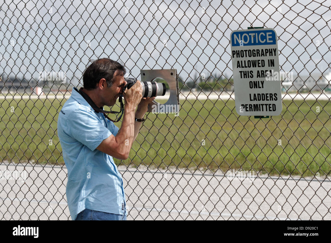 Airplane spotter at Miami Airport Stock Photo - Alamy