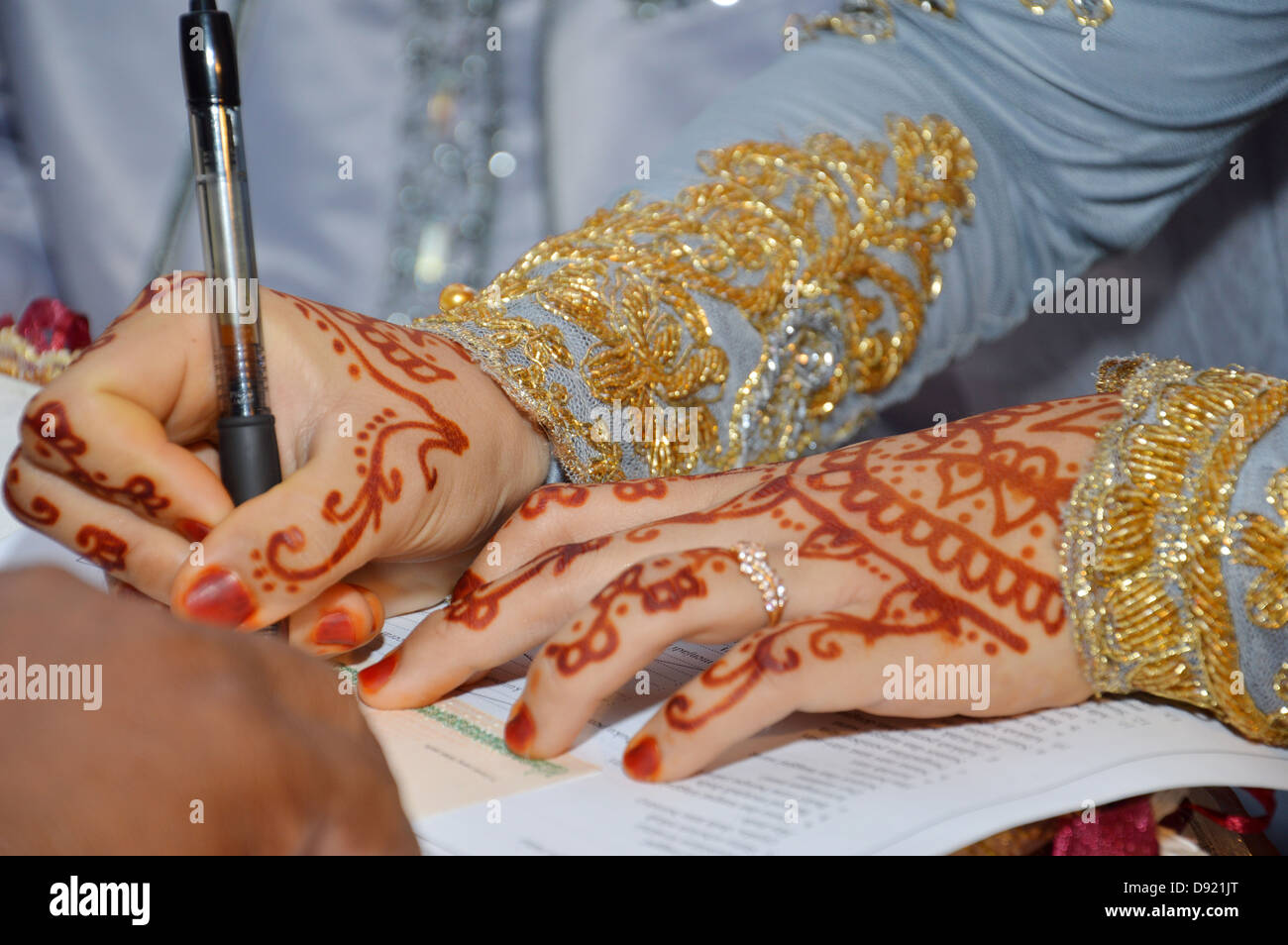 Henna On Hands Of Indonesian Wedding Bride Stock Photo - Alamy