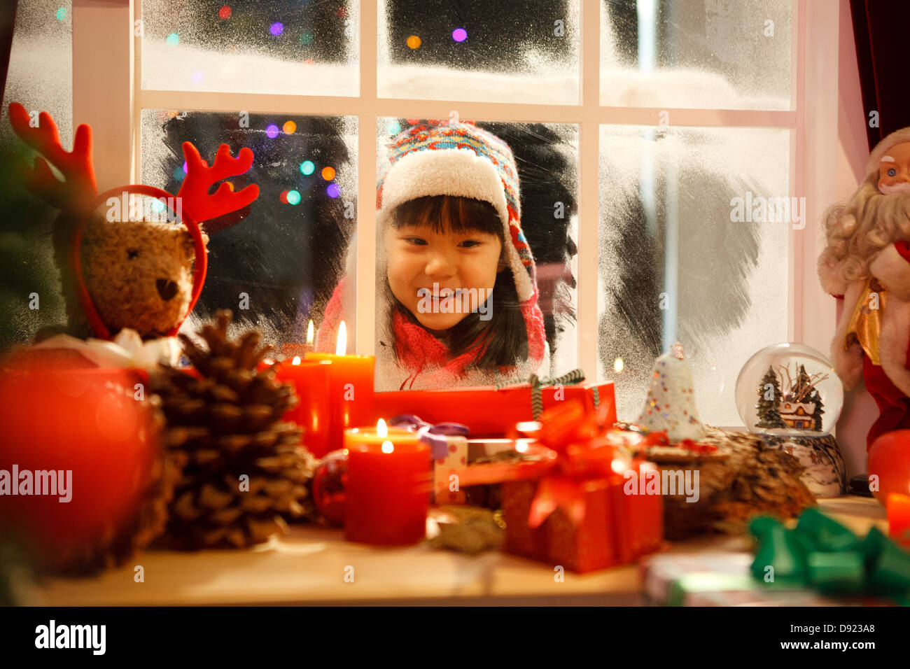 Girl looking pine cone hi-res stock photography and images - Alamy