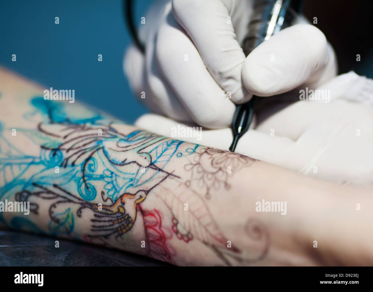 Tattooist makes a tattoo. Closeup Stock Photo - Alamy