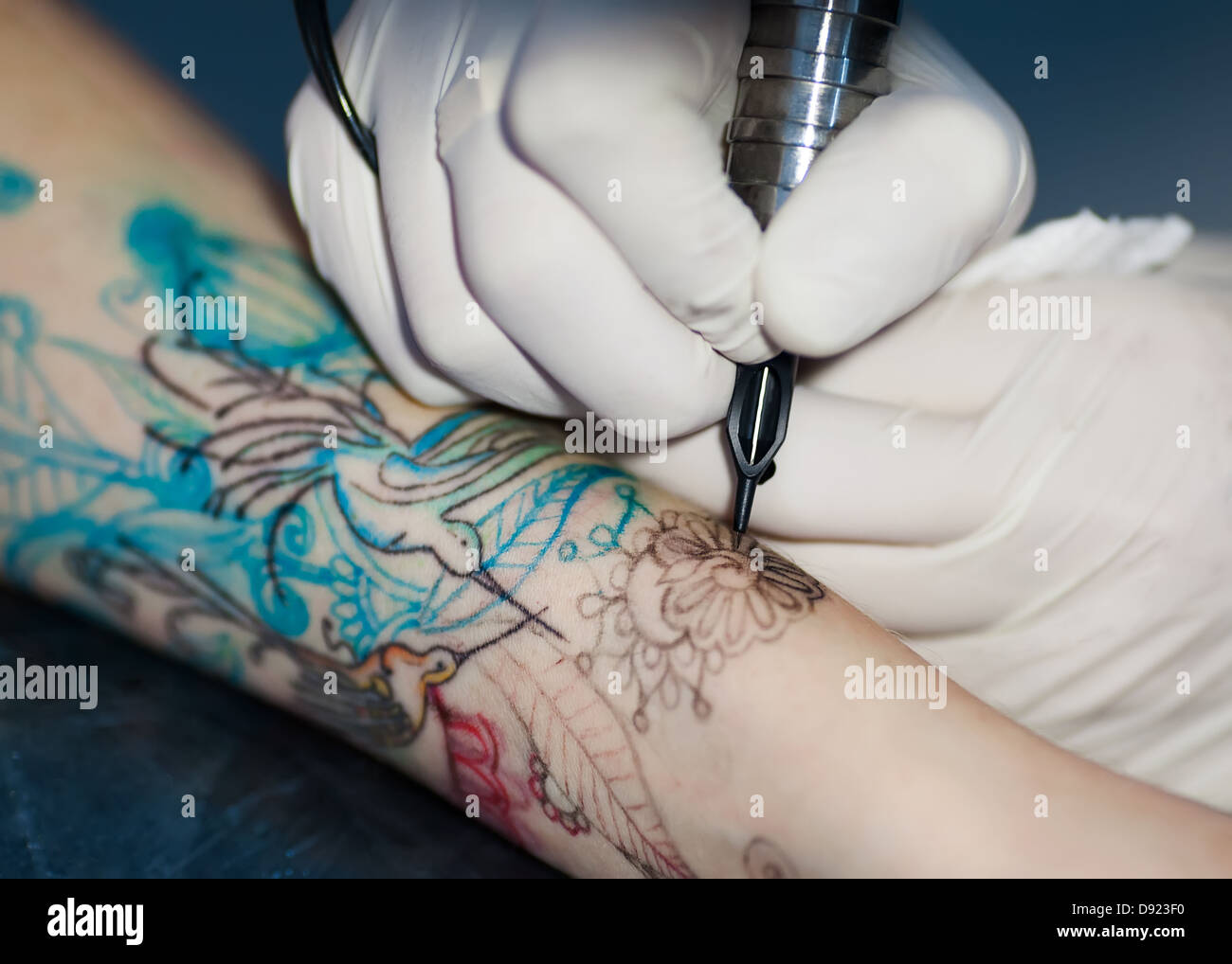 Tattooist makes a tattoo. Closeup Stock Photo - Alamy