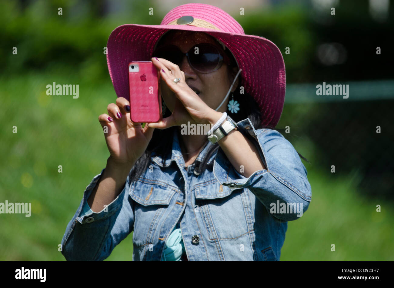 Young woman using iphone Stock Photo - Alamy