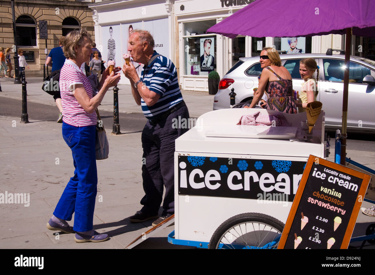 Old couple at ice cream stand hi-res stock photography and images - Alamy