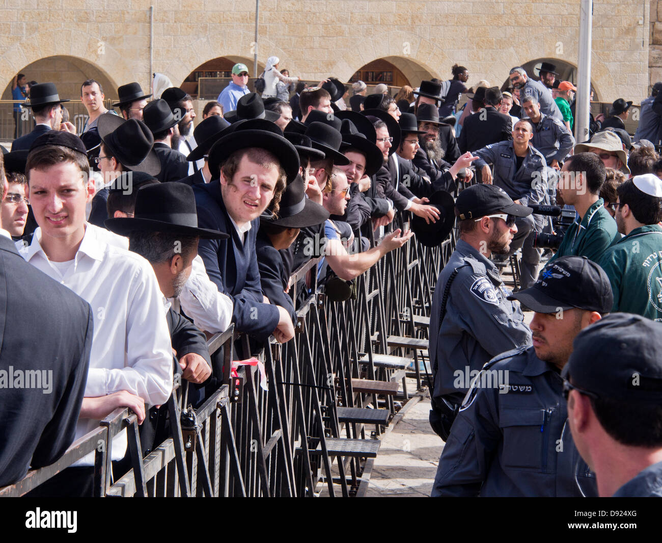 Haredim women hi-res stock photography and images - Alamy