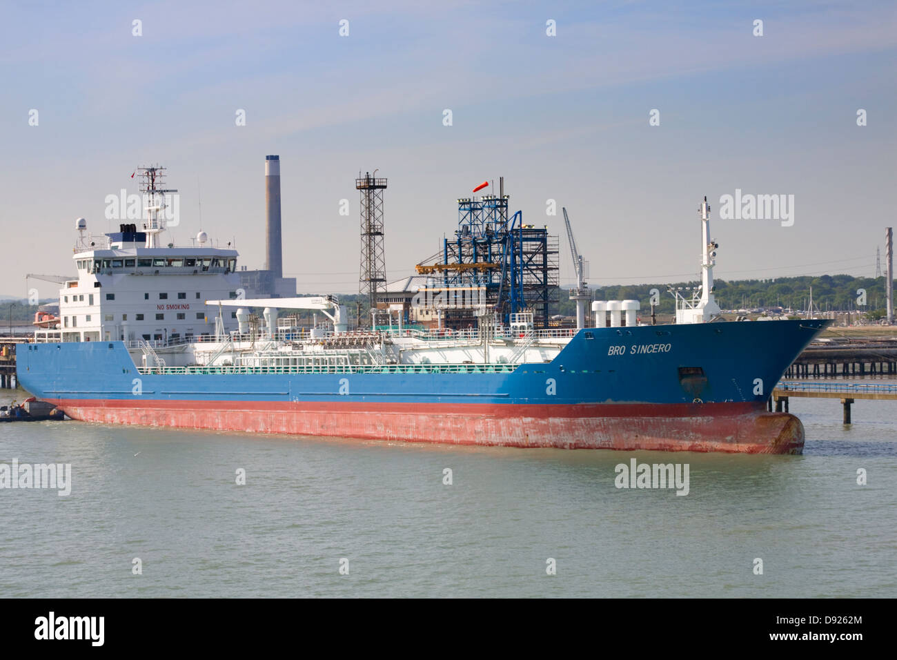 Fawley refinery marine terminal solent hi-res stock photography and ...