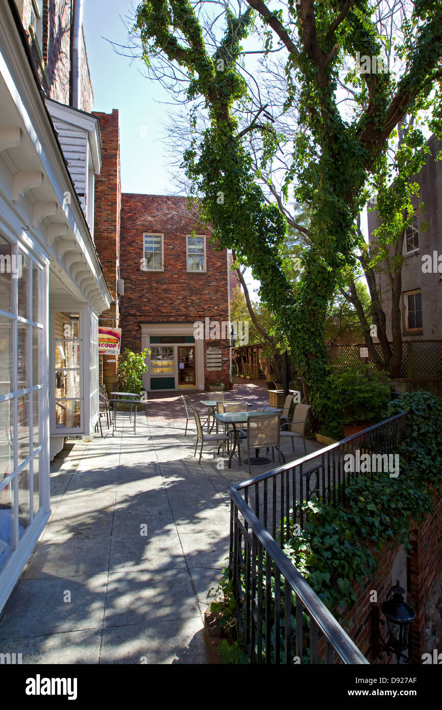 Courtyard seating hi-res stock photography and images - Alamy