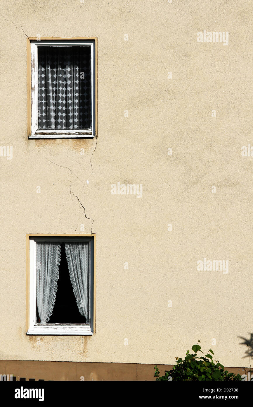 Facade of an old and damaged building Stock Photo - Alamy