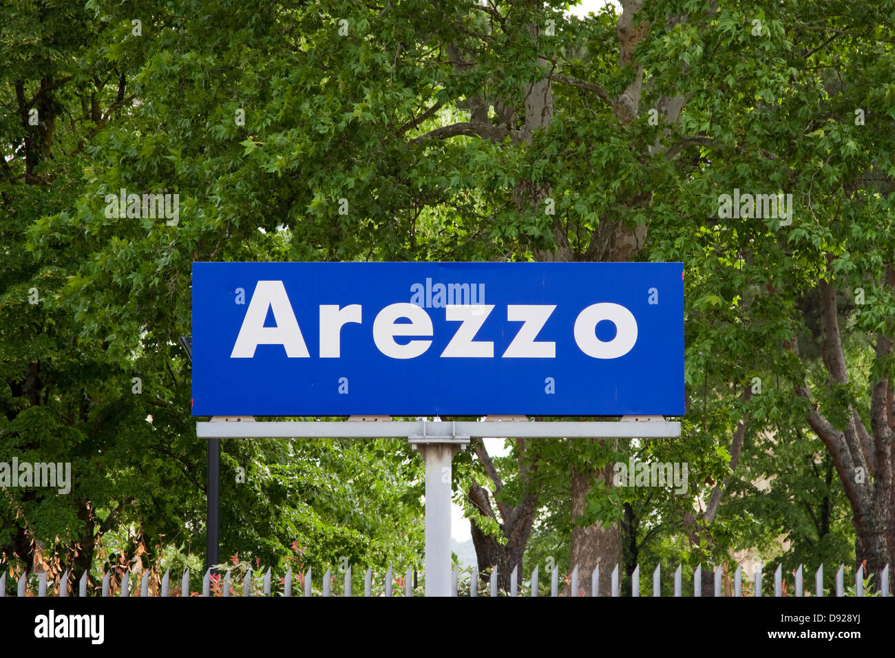 Train station platform sign hi-res stock photography and images - Alamy