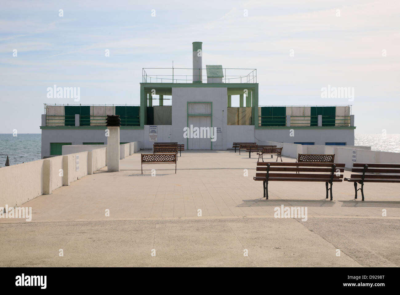 Disused pool hi-res stock photography and images - Alamy