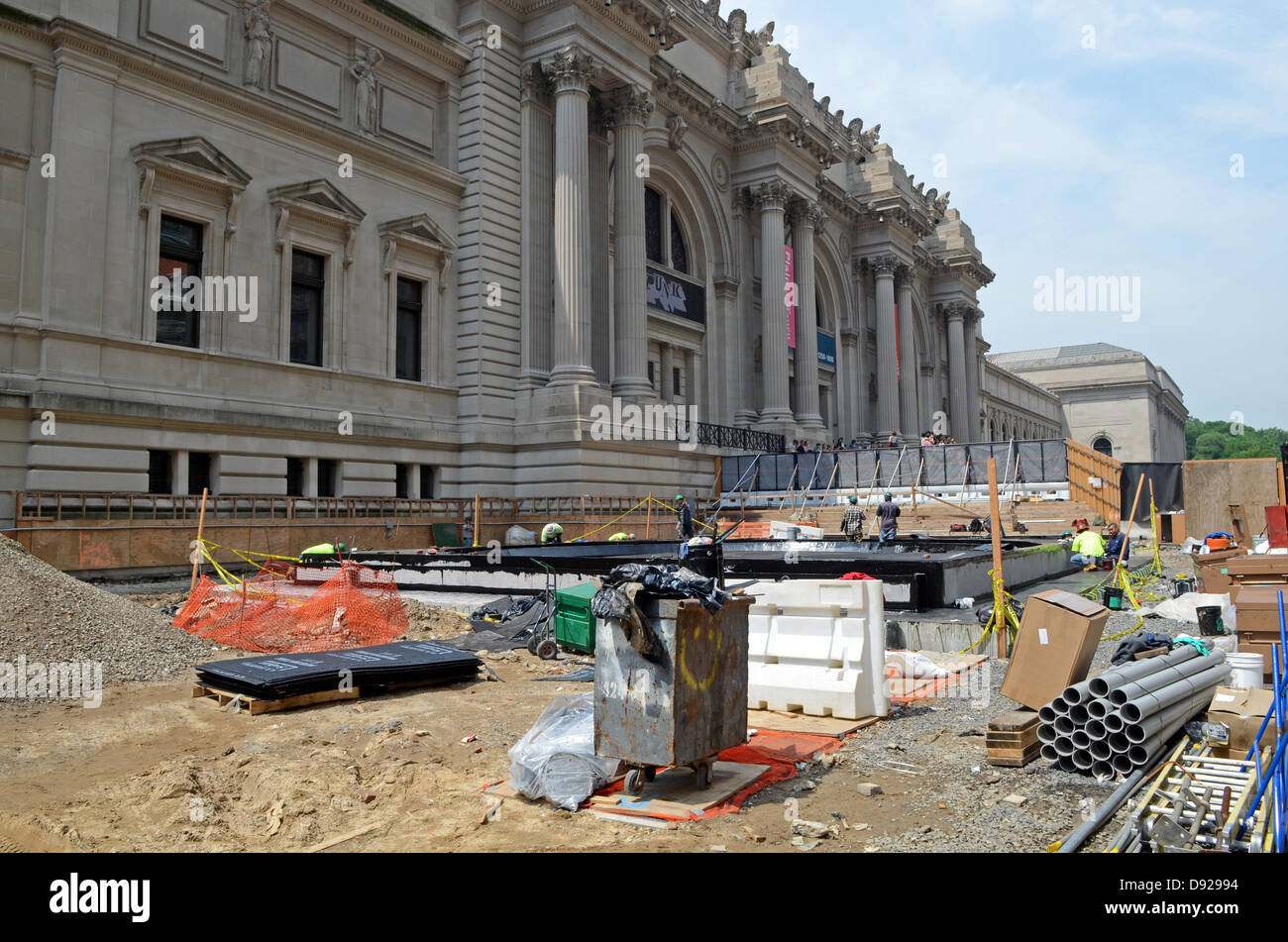 Construction works at the entrance of the Metropolitan Museum of New ...