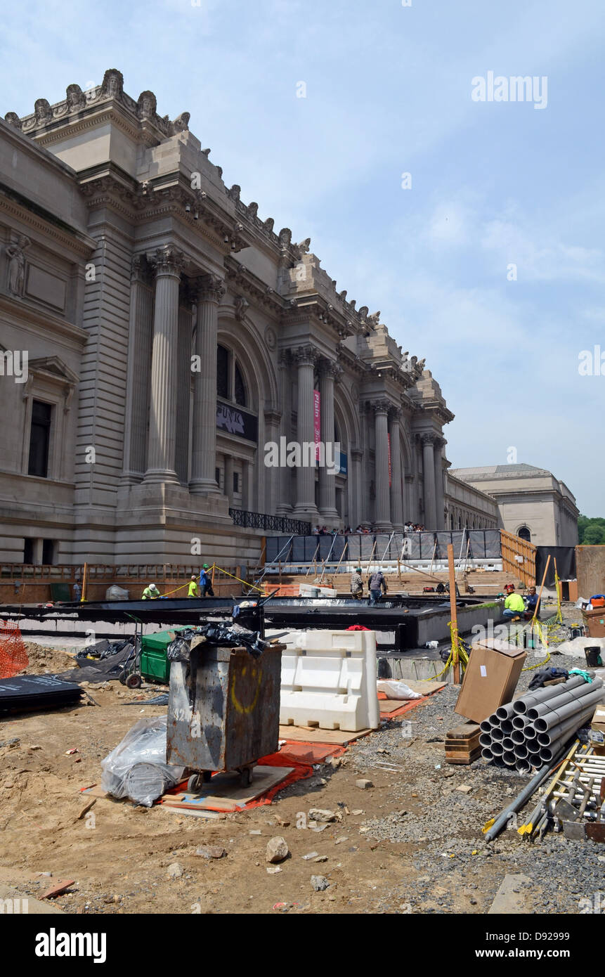 Construction works at the entrance of the Metropolitan Museum of New ...