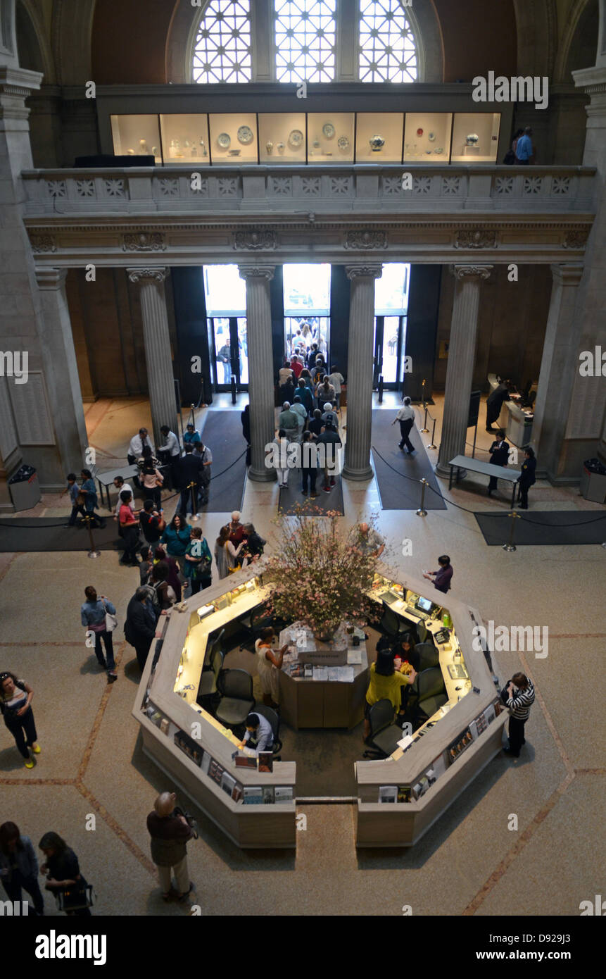 Entrance hall metropolitan museum met hi-res stock photography and ...