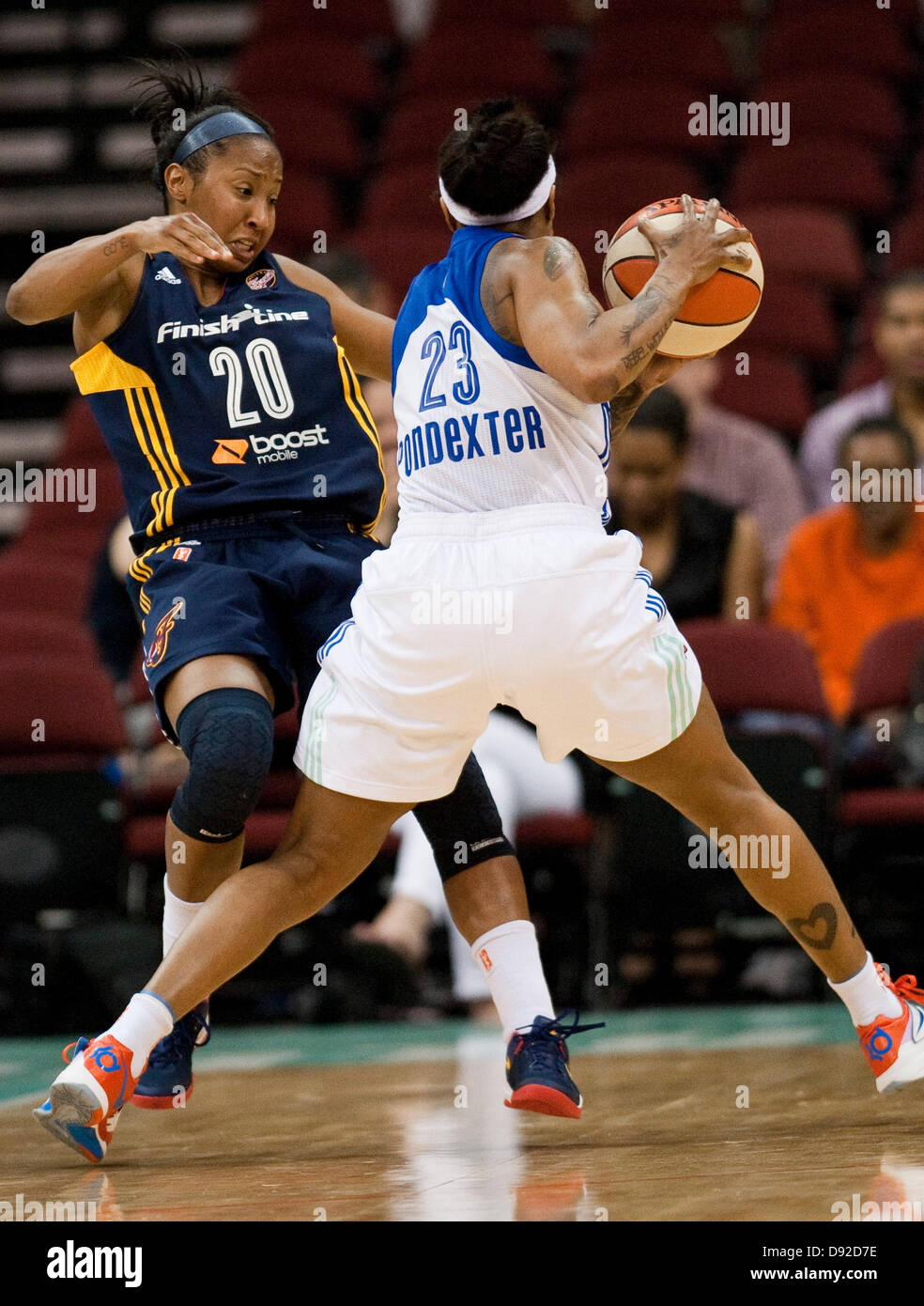 Basketball girls defend hi-res stock photography and images - Alamy