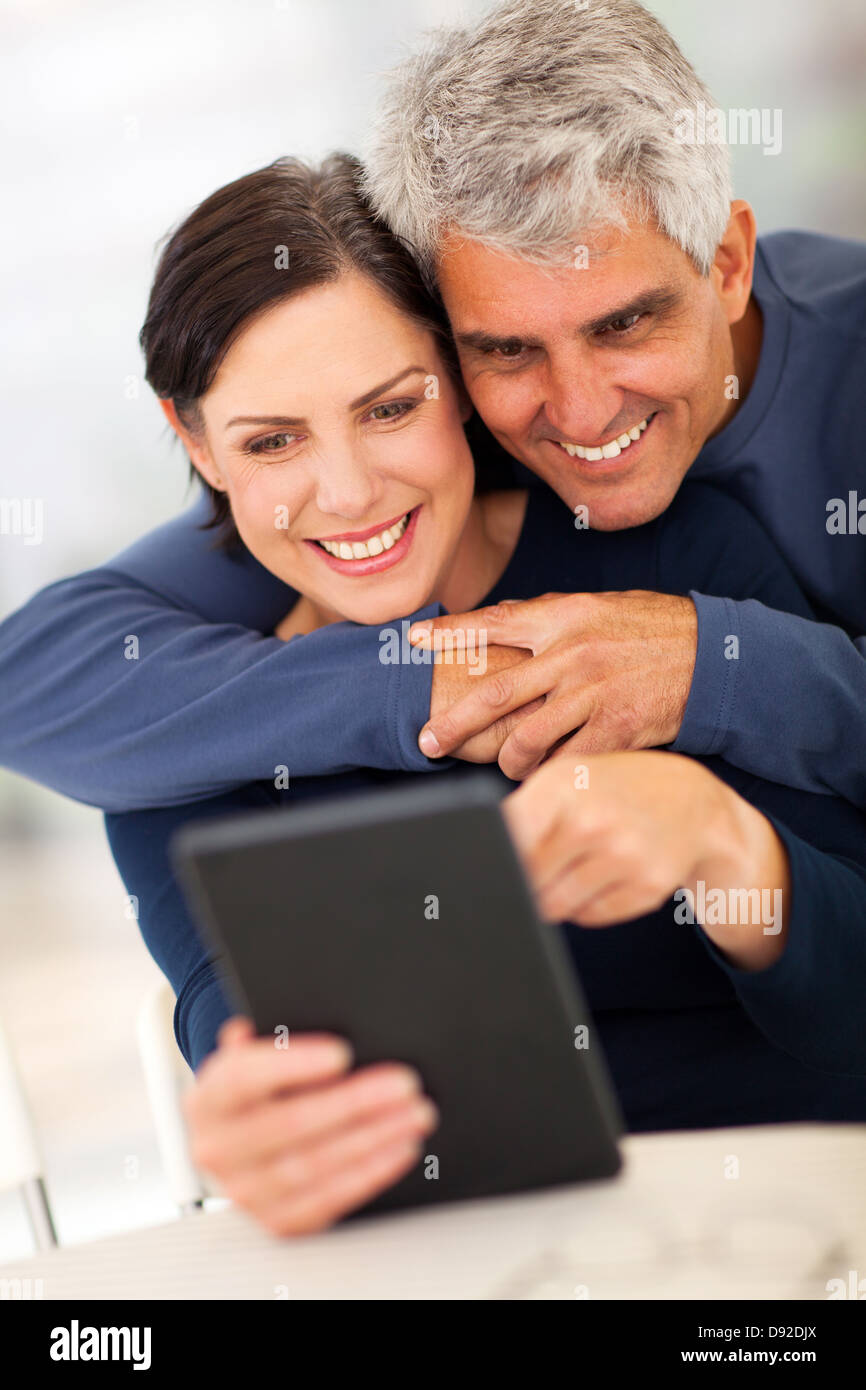 Middle aged couple computer hi-res stock photography and images - Alamy