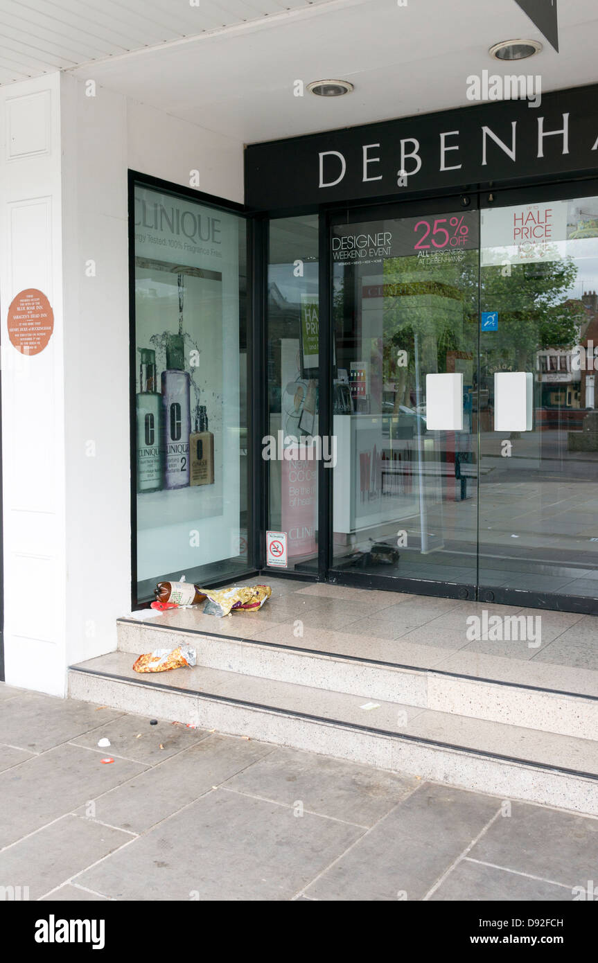Litter left on steps in shop doorway Stock Photo - Alamy