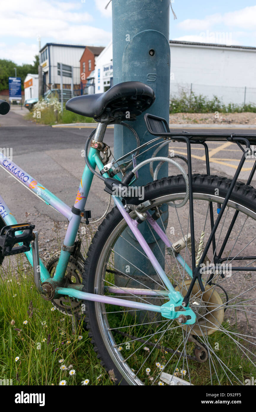 Bicycle securely locked to metal lamp post Stock Photo - Alamy Bicycle securely locked to metal lamp post Stock Photo - Alamy