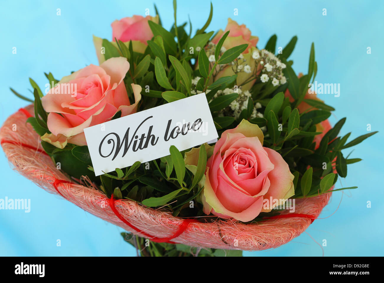 With love note on pink roses bouquet Stock Photo - Alamy