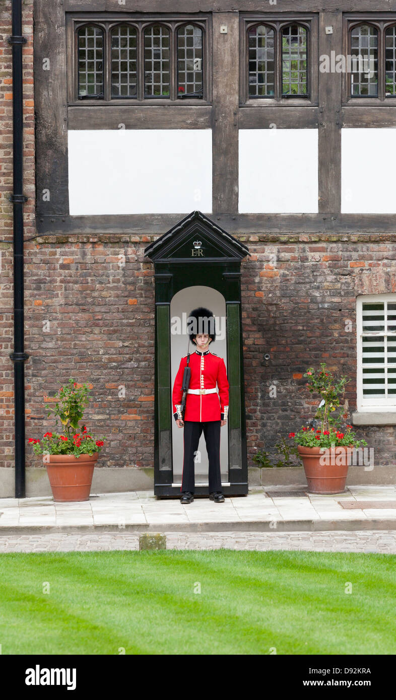 Guard standing box royal palace hi-res stock photography and images - Alamy