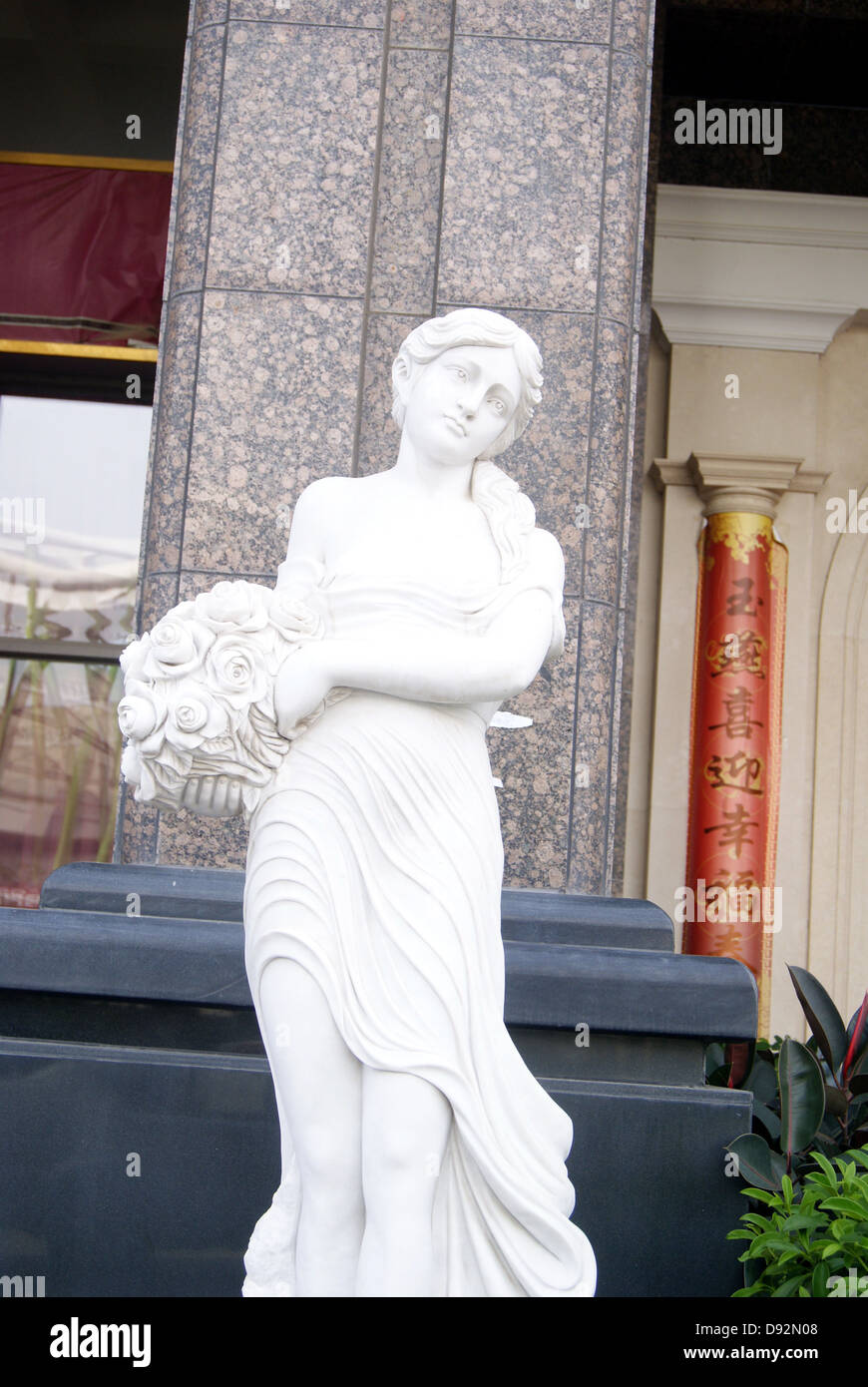 White statues, statues of women Stock Photo - Alamy