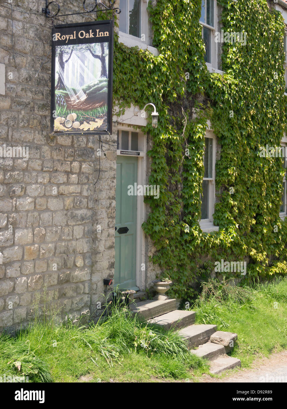 English pub front hi-res stock photography and images - Alamy