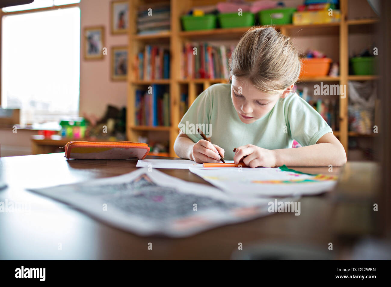 Girls doing their hair hi-res stock photography and images - Alamy