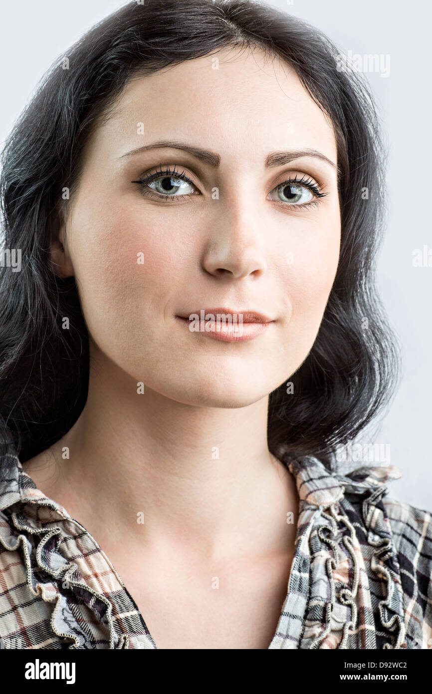Woman portrait looking at camera hi-res stock photography and images ...