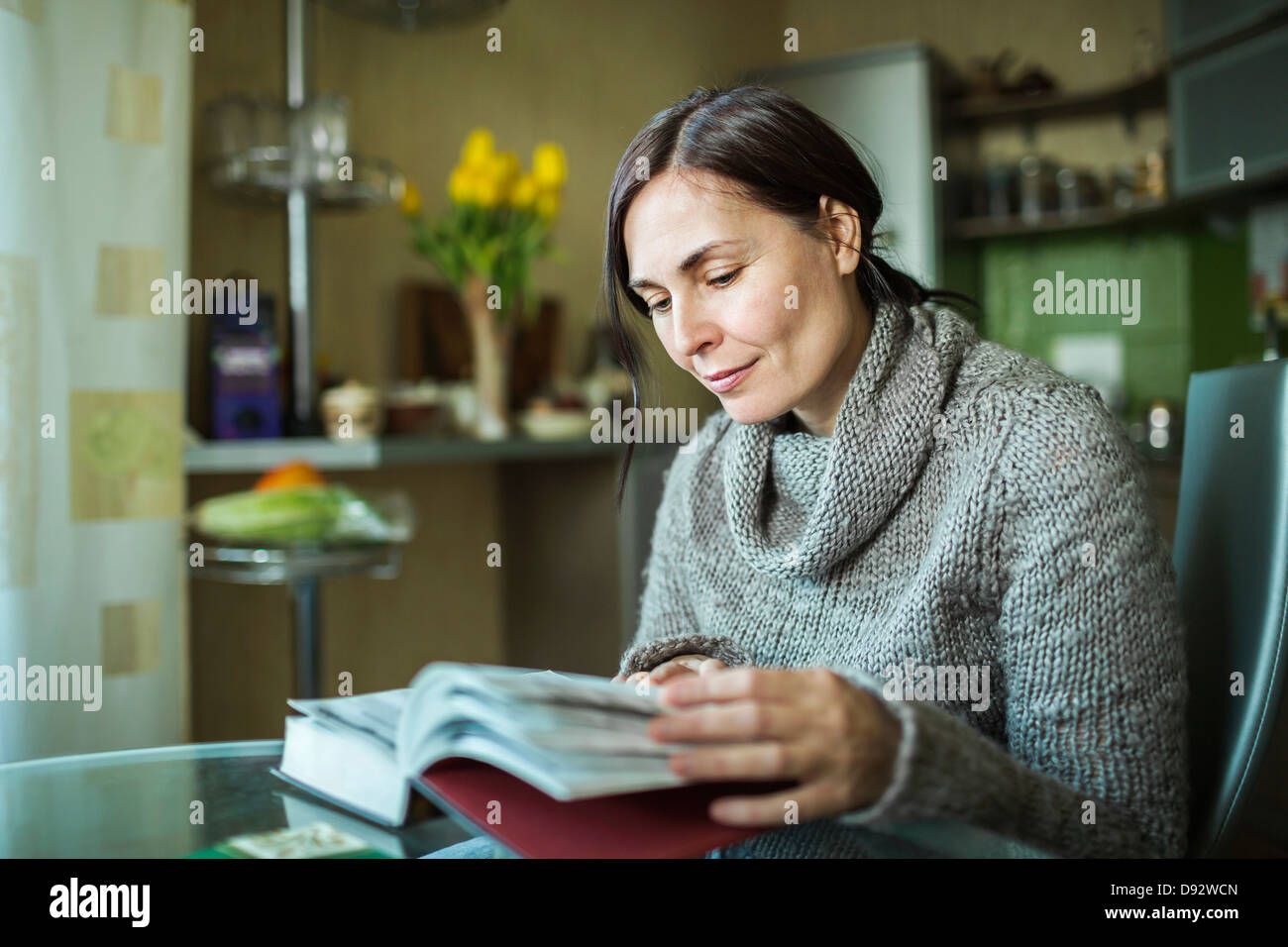 Woman reading book Stock Photo - Alamy