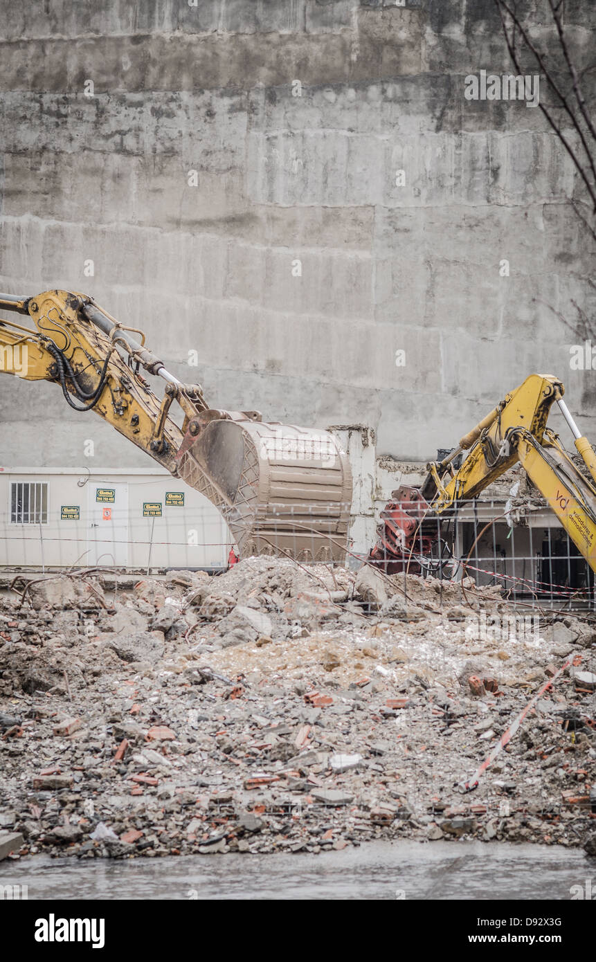 Demolition cranes hi-res stock photography and images - Alamy