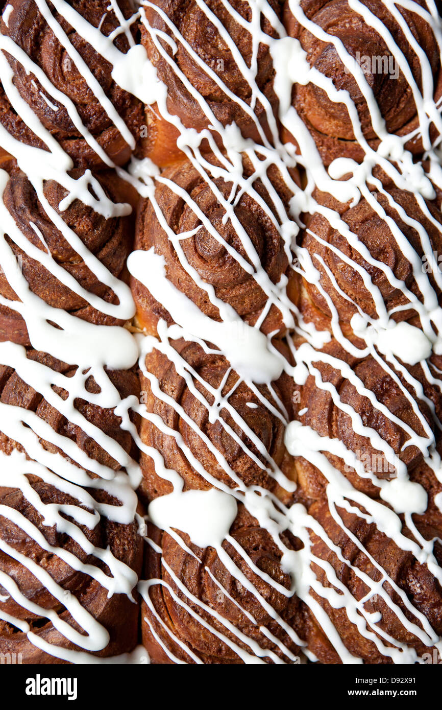 Rows of cinnamon rolls, full frame Stock Photo - Alamy