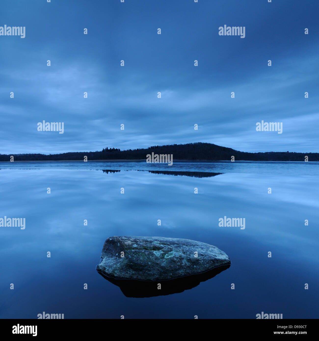 Rock in the lake hi-res stock photography and images - Alamy