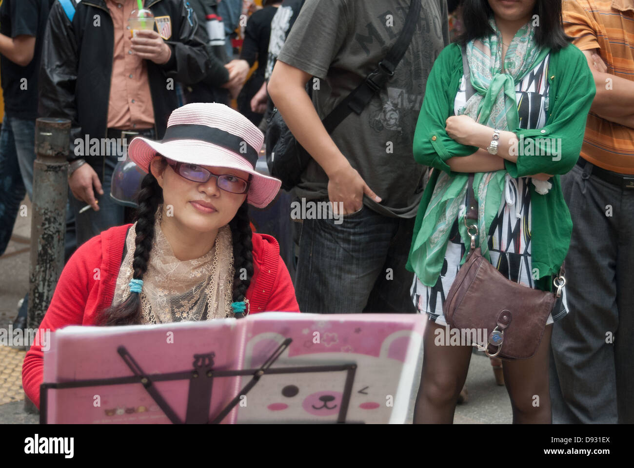 Busking girl hi-res stock photography and images - Alamy