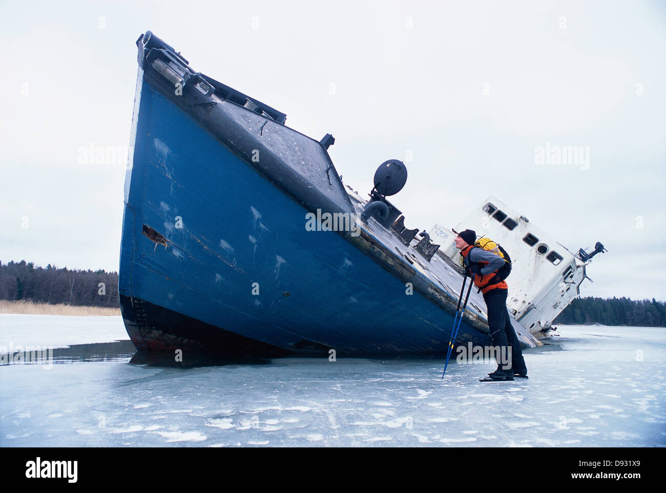 Ship stuck in ice hi-res stock photography and images - Alamy