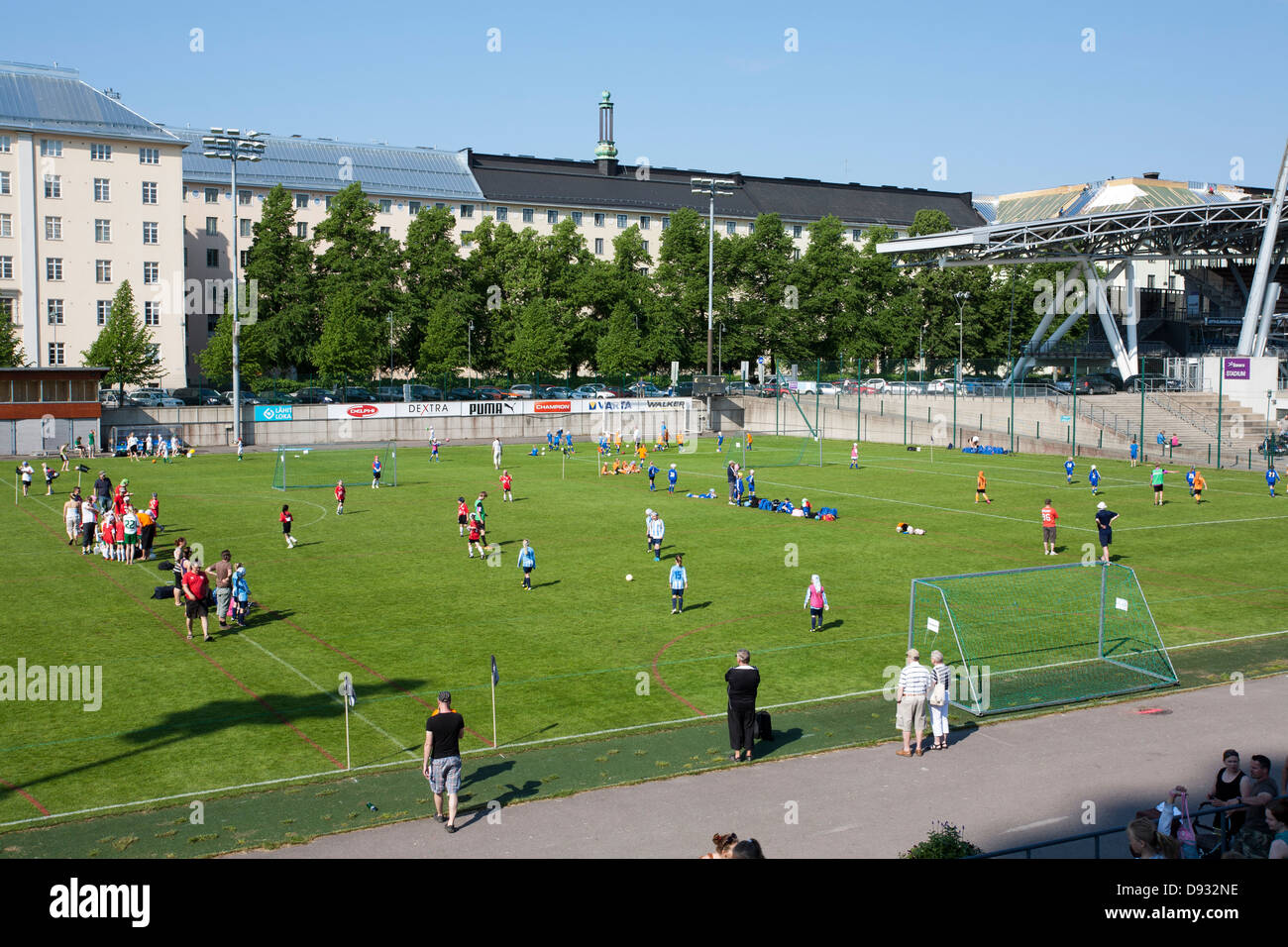 Junior soccer teams playing hi-res stock photography and images - Alamy