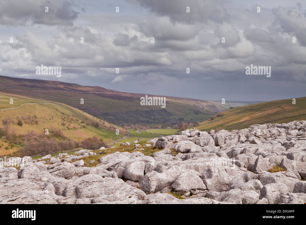 Looking down into the Littondale in the Yorkshire Dales Stock Photo - Alamy
