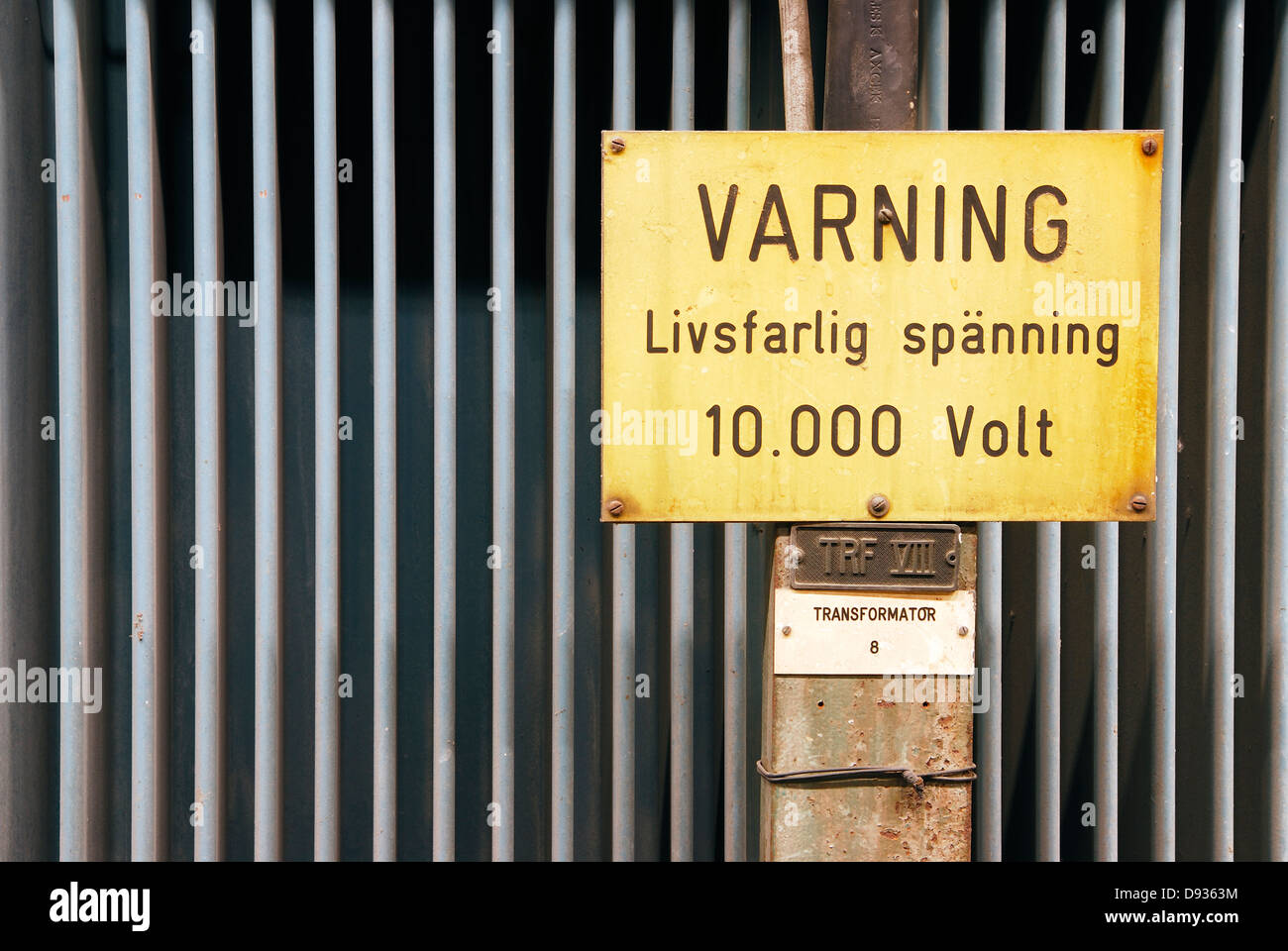 High voltage electricity warning sign hi-res stock photography and ...