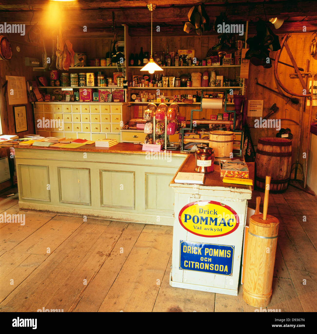 Back lit shelves hi-res stock photography and images - Alamy