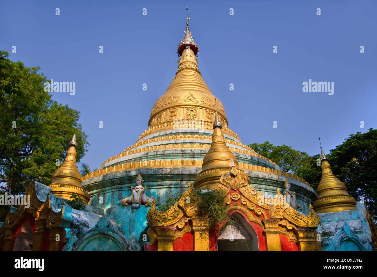 GOLDEN STUPA in the TAUNG MIN GYI PAGODA comples in AMARAPURA the old ...