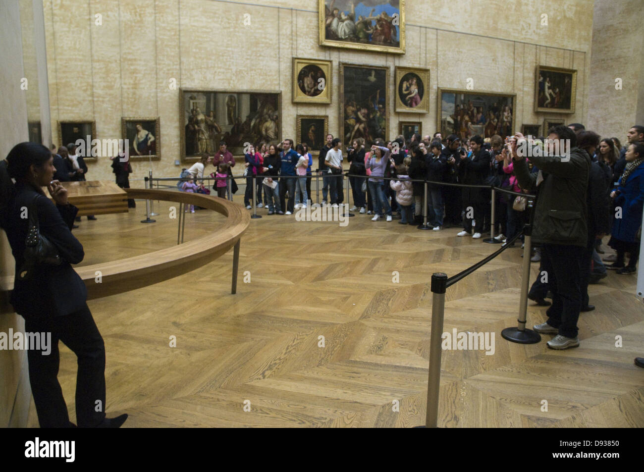 Crowd of visitors admiring and photographing the Mona Lisa at the ...