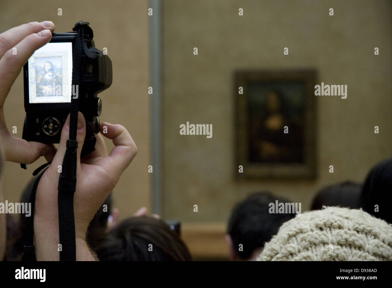 Crowd of visitors admiring and photographing the Mona Lisa at the ...