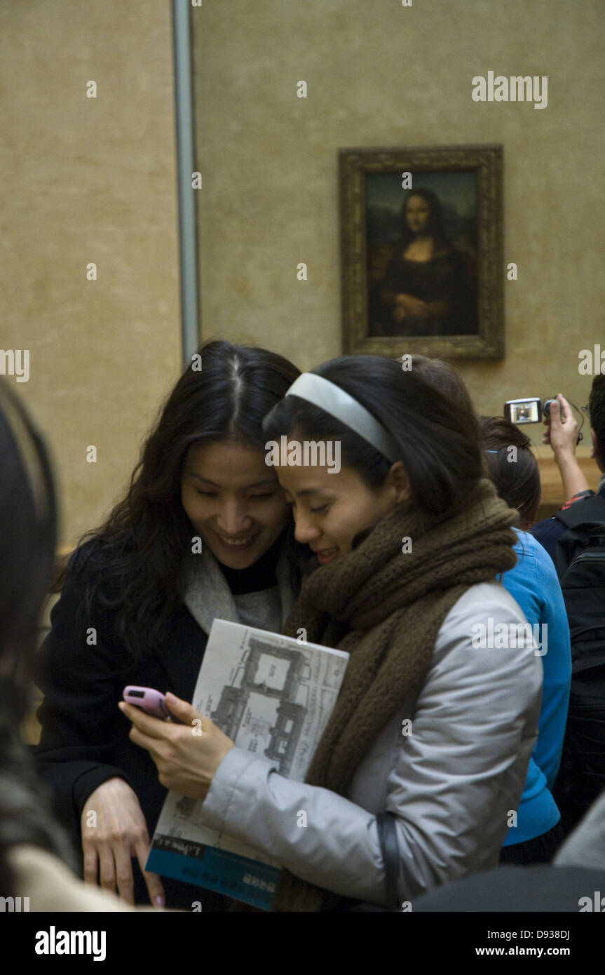 Crowd of visitors admiring and photographing the Mona Lisa at the ...