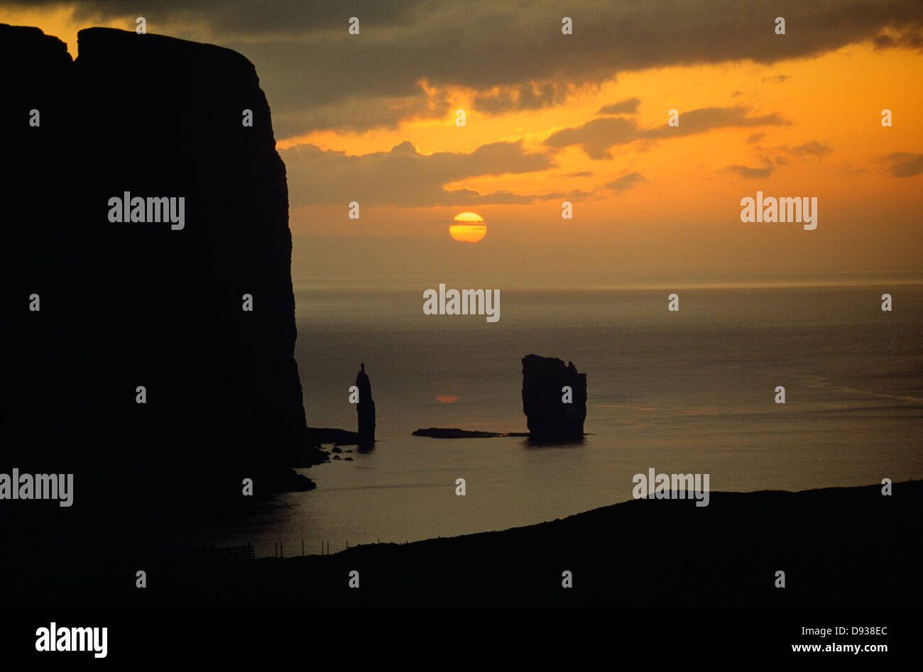 Cliff moon sea sunset hi-res stock photography and images - Alamy