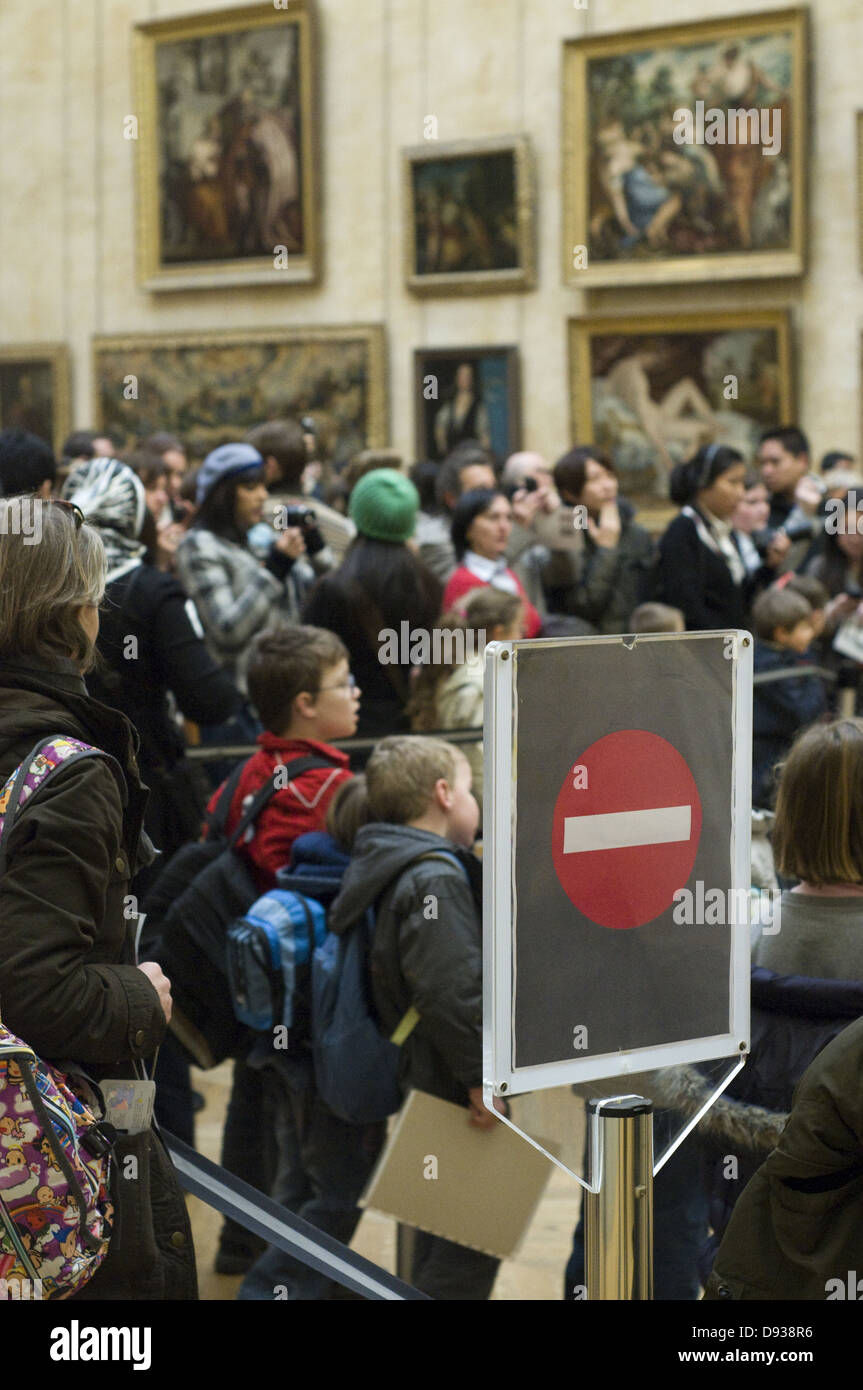 Crowd of visitors admiring and photographing the Mona Lisa at the ...