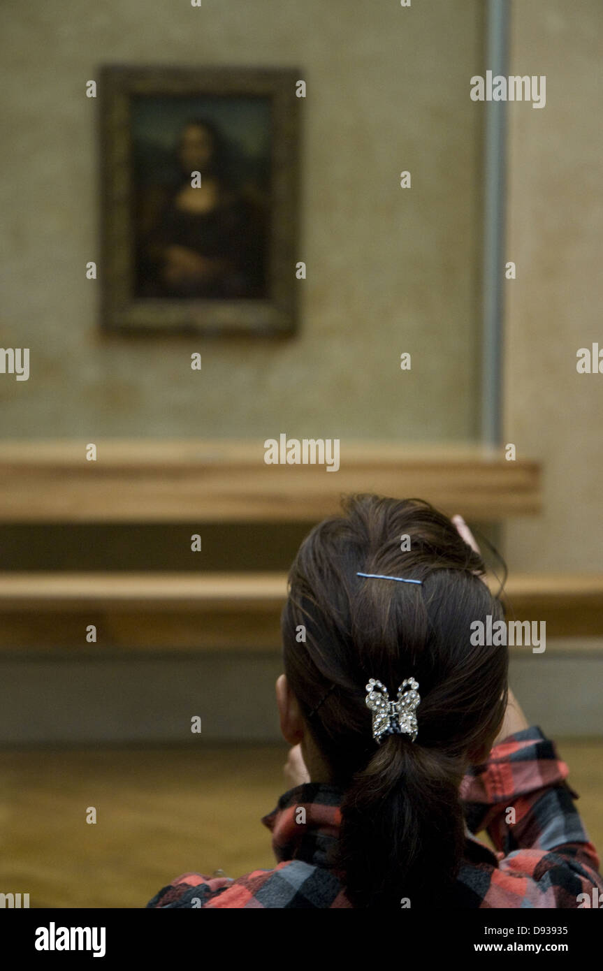 Crowd of visitors admiring and photographing the Mona Lisa at the ...