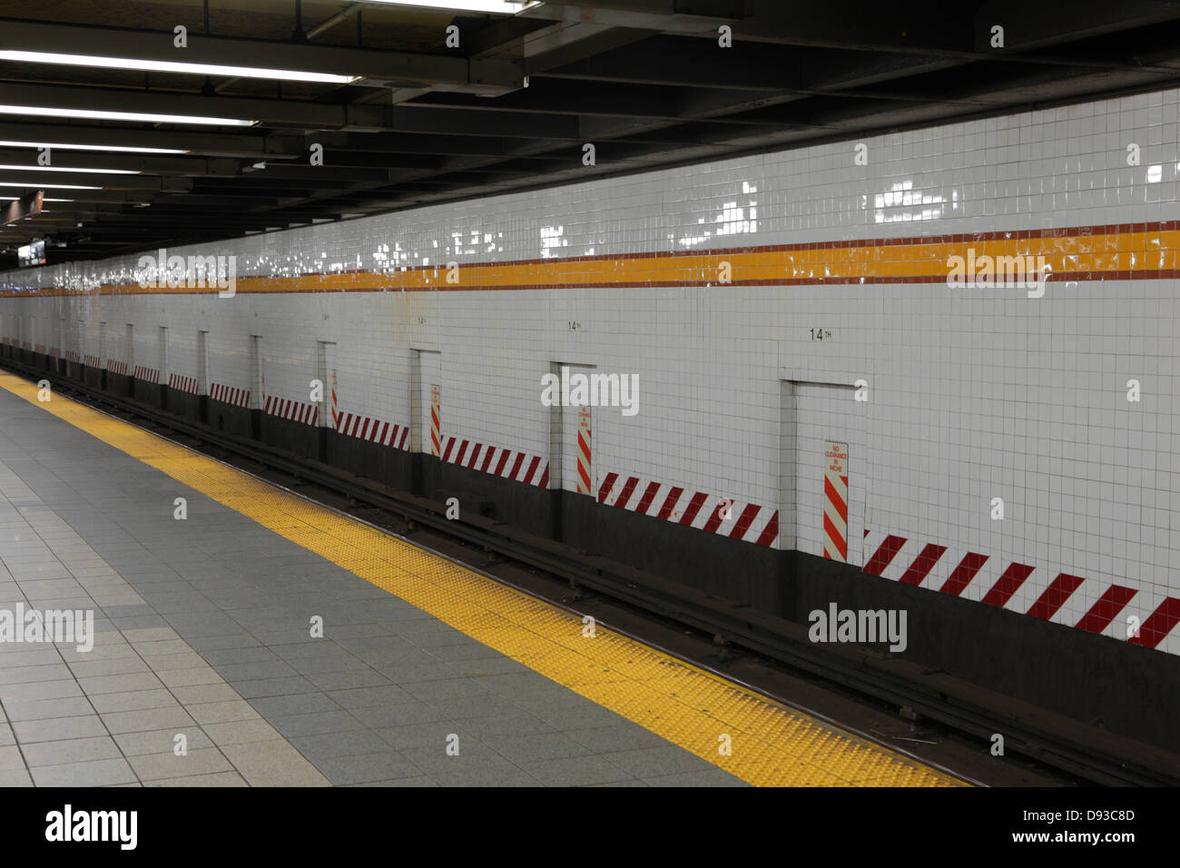 New york city subway third rail hi-res stock photography and images - Alamy