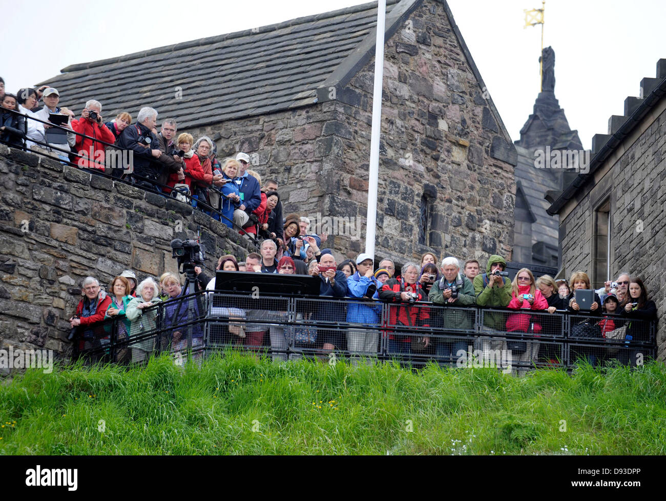 21 gun salute edinburgh castle hi-res stock photography and images - Alamy